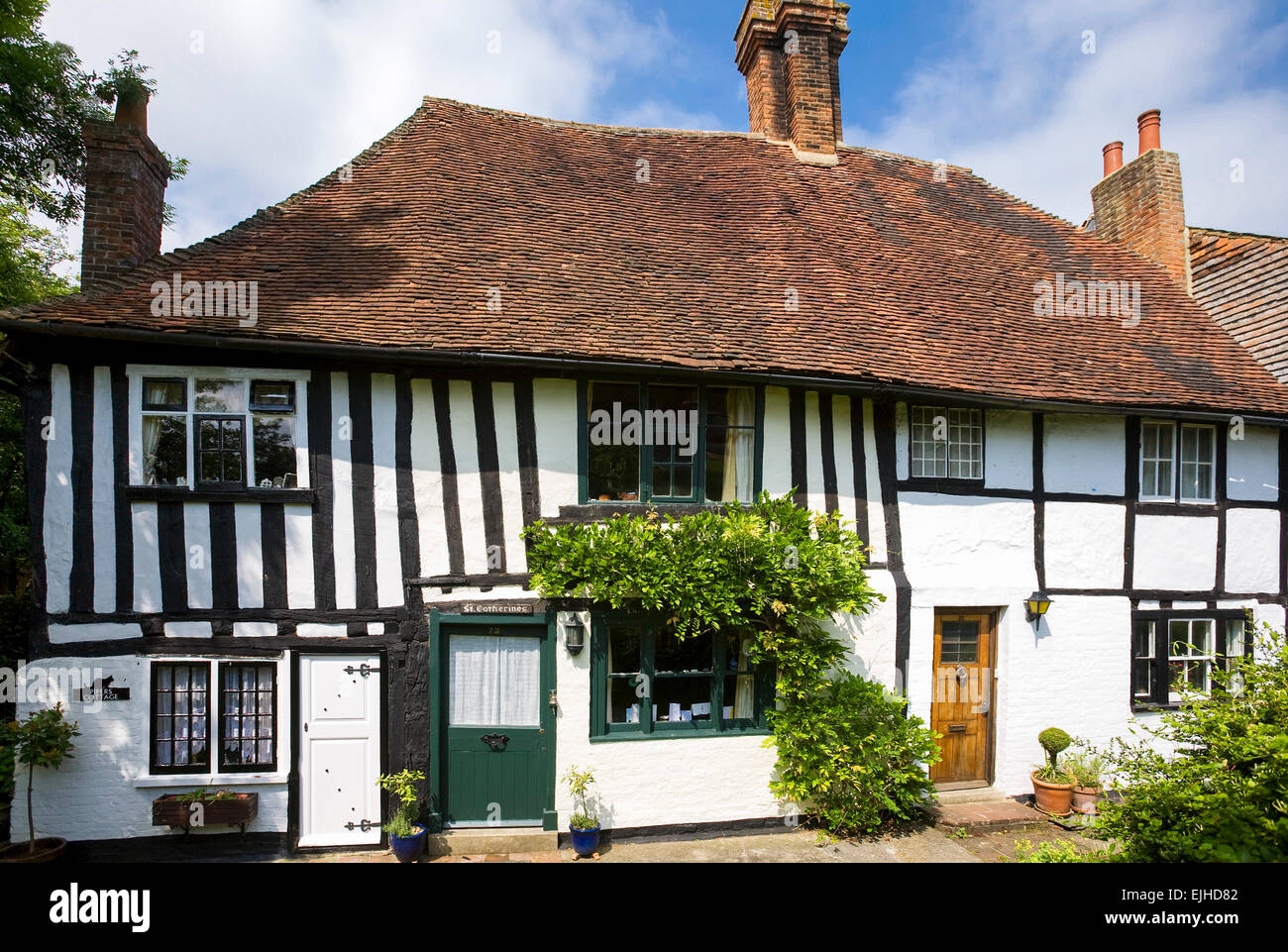 Tudor houses hi-res stock photography and images - Alamy