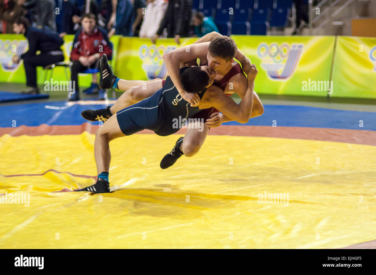Teen boys wrestling hi-res stock photography and images - Alamy
