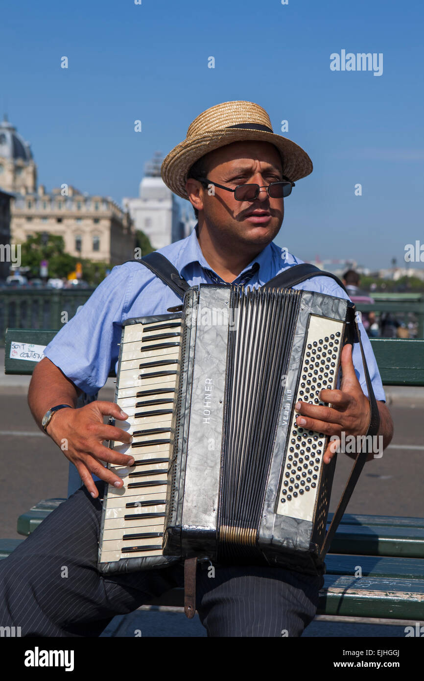 Paris musician hi-res stock photography and images - Alamy