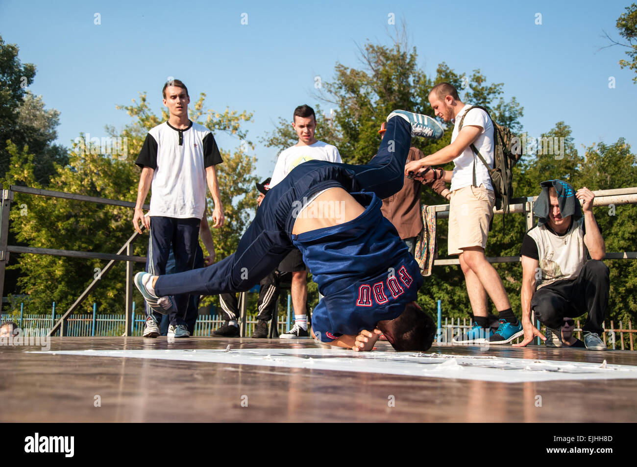 Hip hop dancer male silhouette hi-res stock photography and images - Alamy