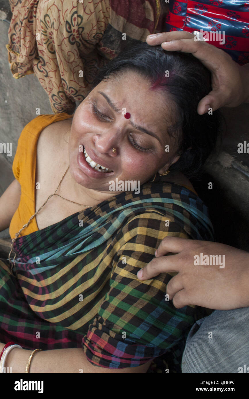 Narayangonj, Bangladesh. 27th Mar, 2015. Relatives are c rying near ...