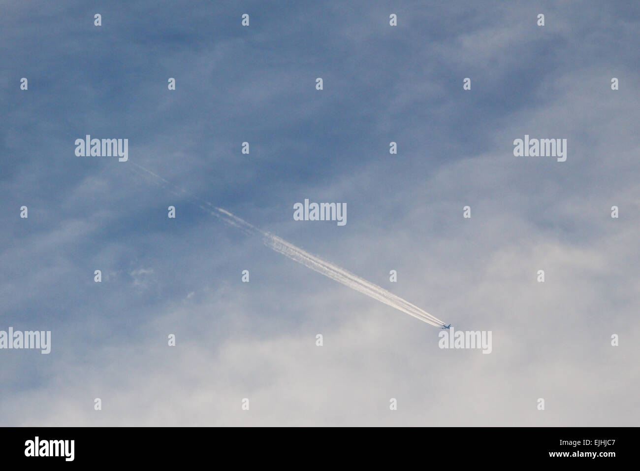 Jetplane tail trail hi-res stock photography and images - Alamy