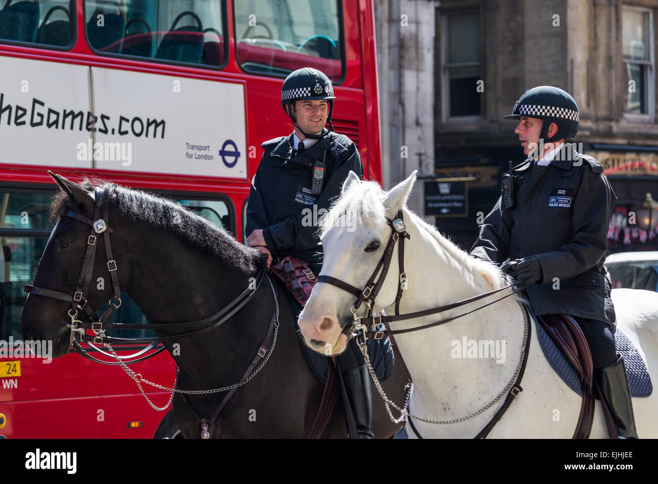 Mounted police london hi-res stock photography and images - Alamy