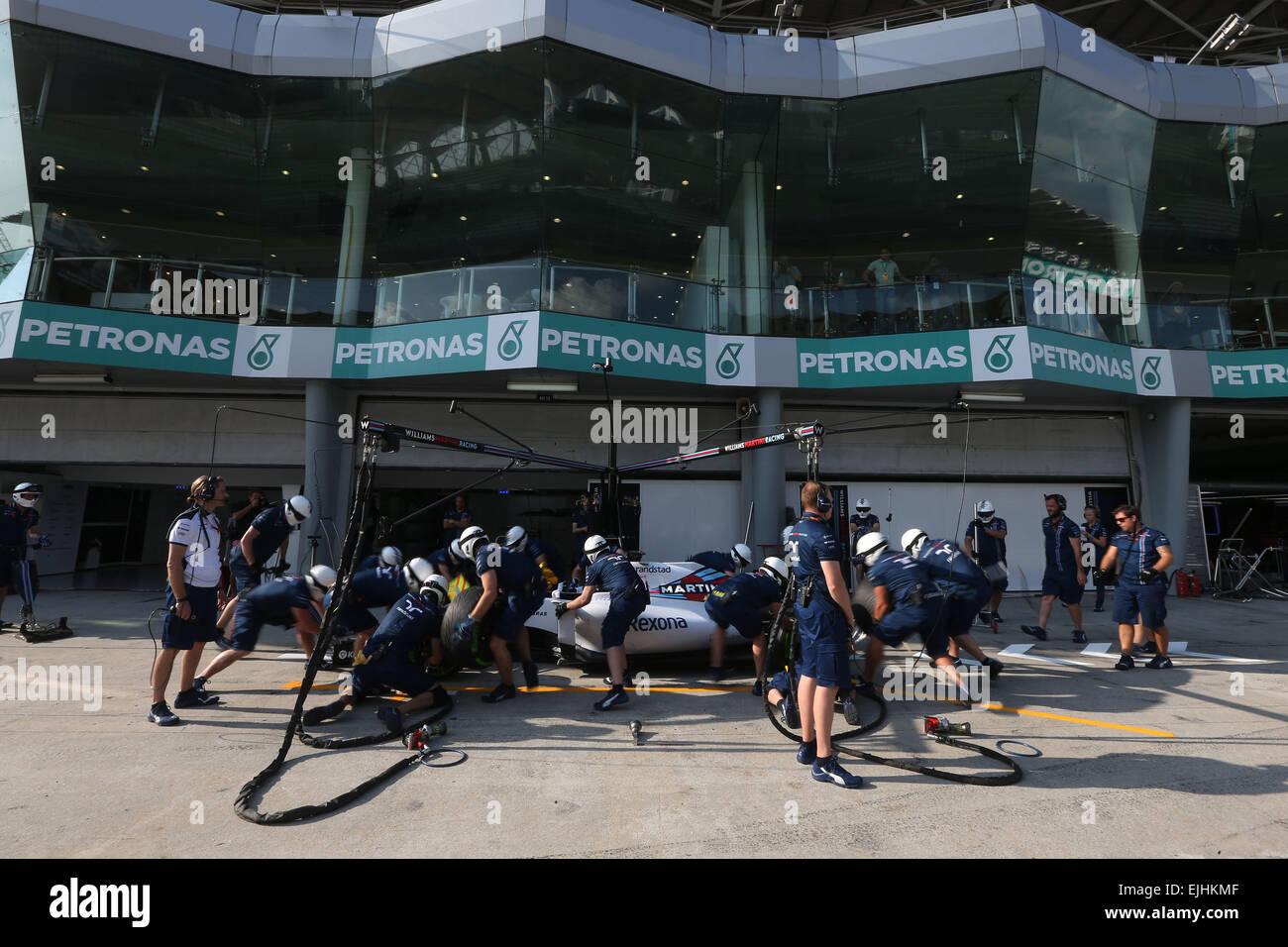 Williams f1 pit team hi-res stock photography and images - Alamy