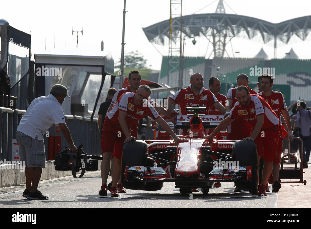 Ferrari formula 1 pit crew hi-res stock photography and images - Alamy