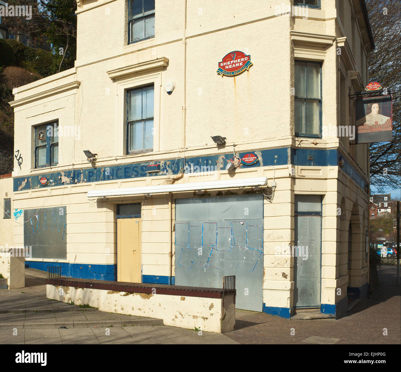 Rundown pub hi-res stock photography and images - Alamy