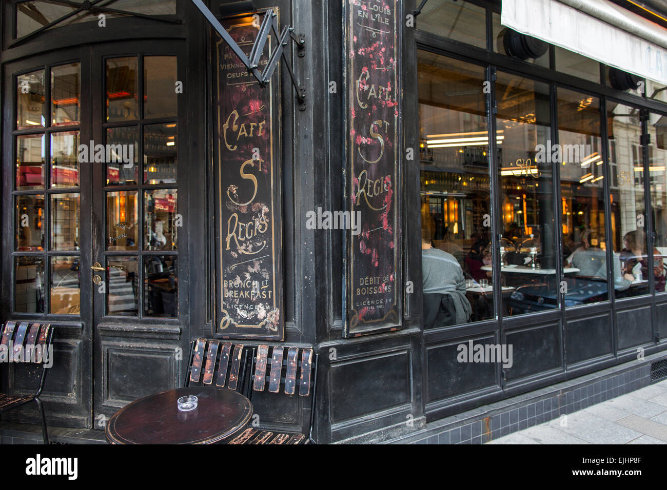 Cafe Saint-Regis, Ile Saint-Louis exterior, Paris, France Stock Photo ...