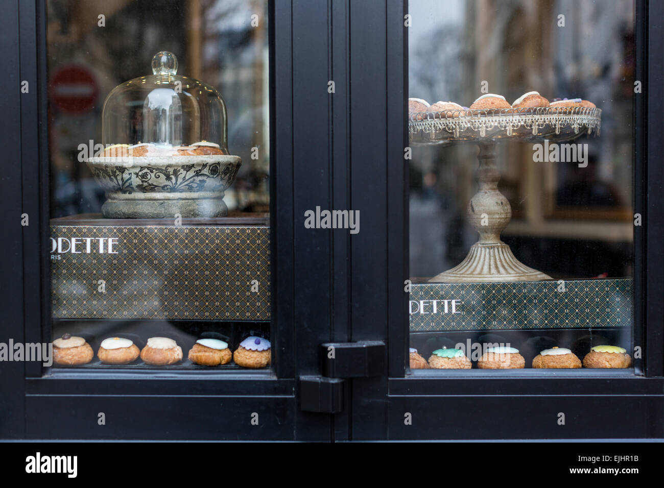Odette pastry shop window display, Paris, France Stock Photo - Alamy
