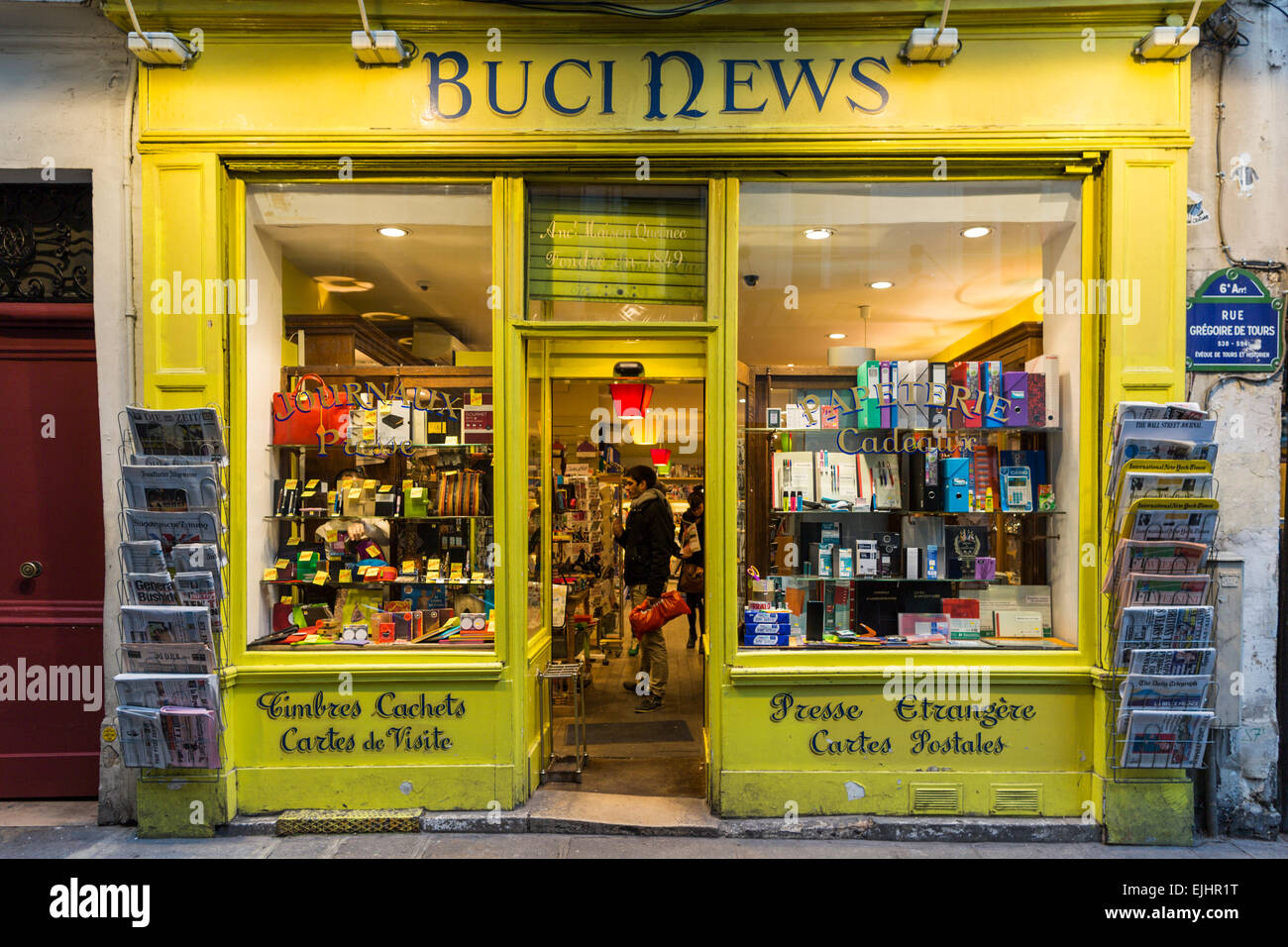 Newspaper shop, Paris, France Stock Photo - Alamy
