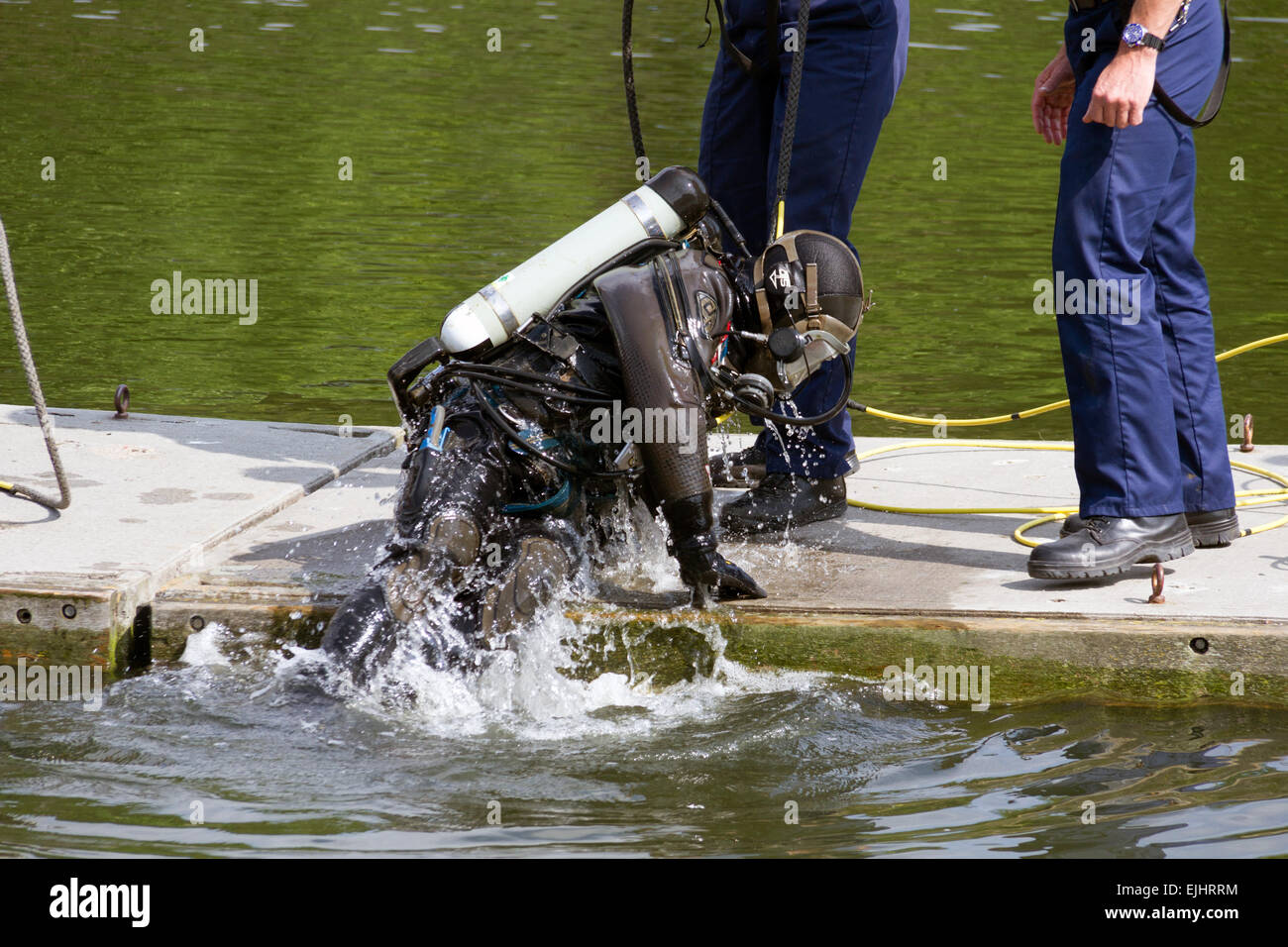 Divers from the Metropolitan Police Marine Support Unit emerges from ...