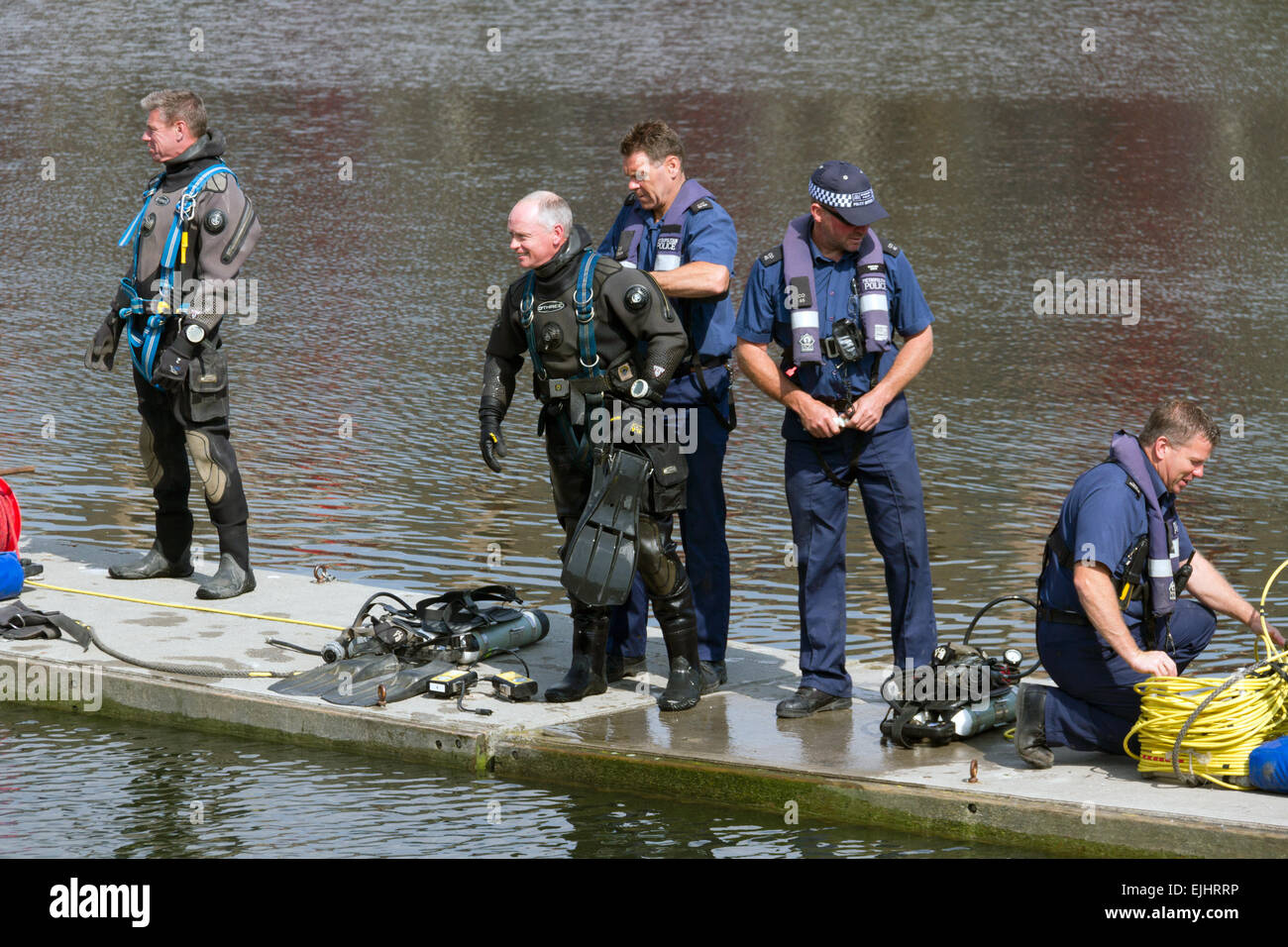 Divers from the Metropolitan Police Service Marine Support Unit take ...