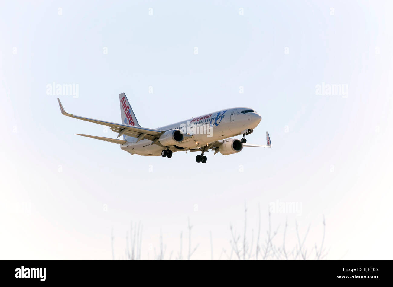 Boeing 737 800 wheels down hi-res stock photography and images - Alamy