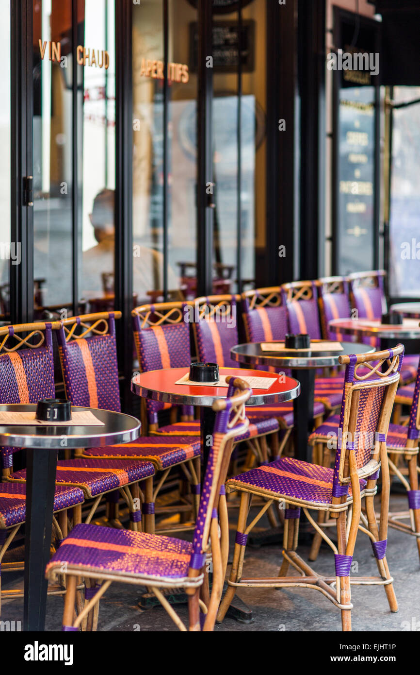 Outdoor cafe restaurant in Paris, France Stock Photo - Alamy