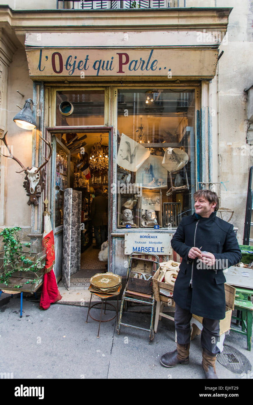 L'Objet Qui Parle junk and antique shop in Montmartre, Paris, France ...