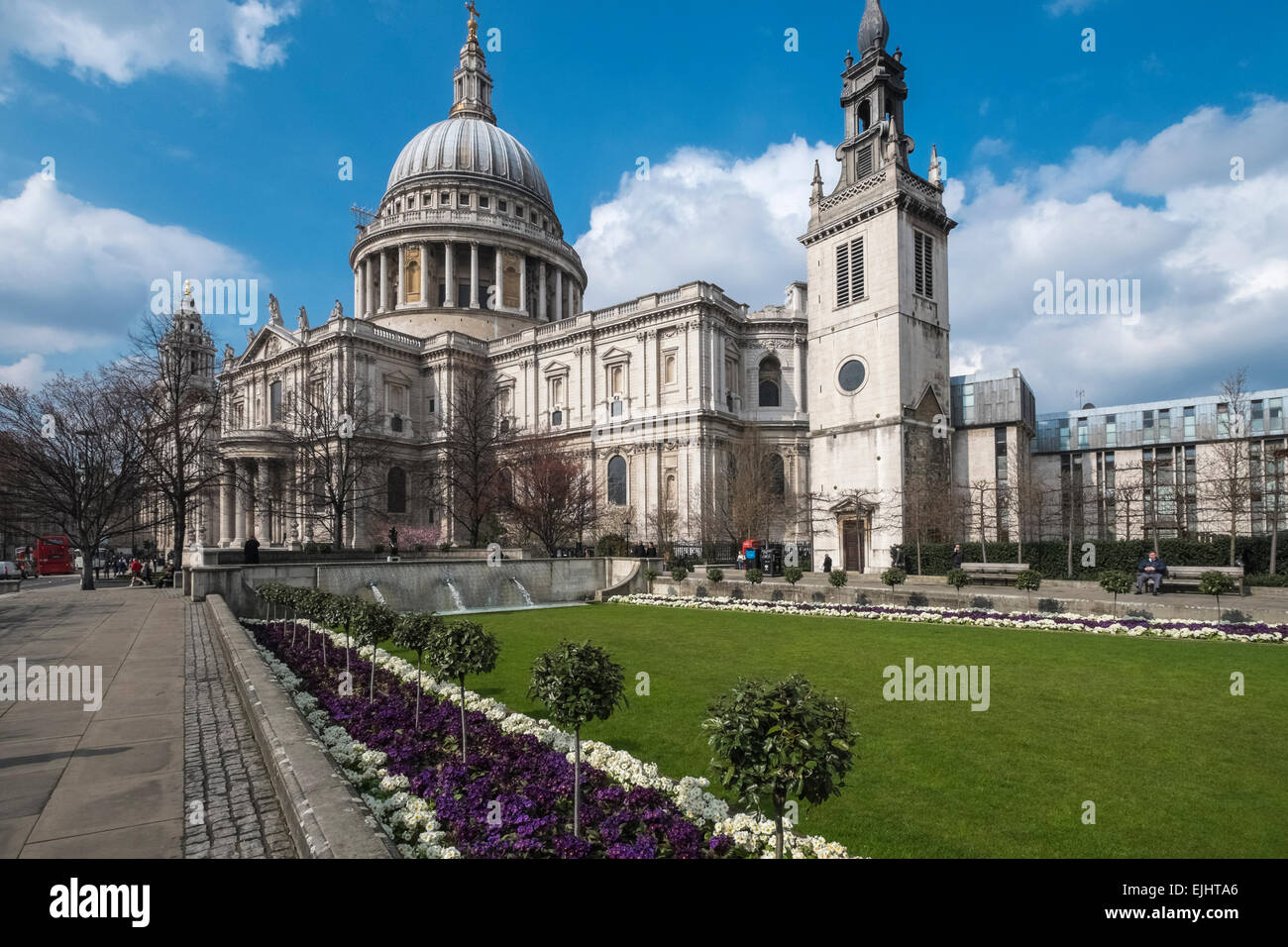 London cathedral garden formal hi-res stock photography and images - Alamy