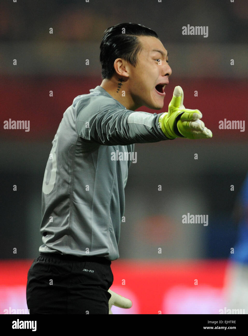 (150327) -- CHANGSHA, March 27, 2015 (Xinhua) -- China's goalkeeper ...