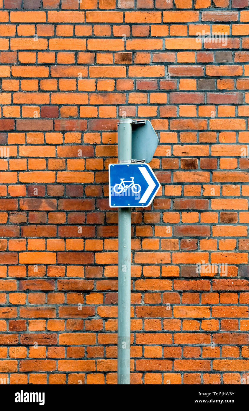 Cycle path sign hi-res stock photography and images - Alamy