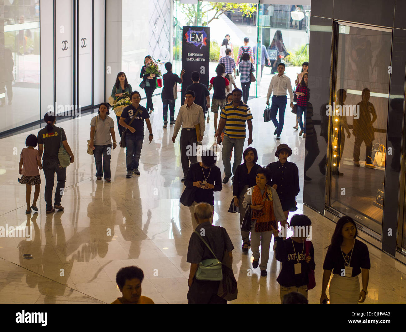 Bangkok, Bangkok, Thailand. 27th Mar, 2015. Shoppers walk into ...