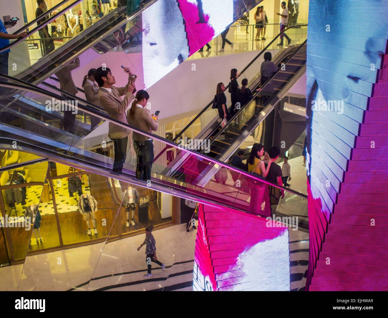 Bangkok, Bangkok, Thailand. 27th Mar, 2015. Shoppers on an escalator in ...