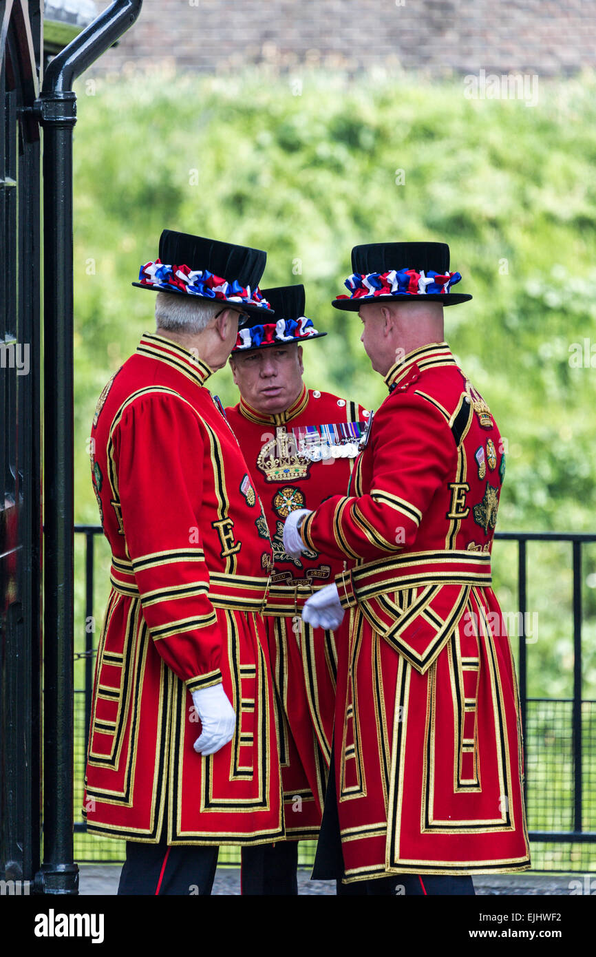 Beefeaters tower of london hi-res stock photography and images - Alamy