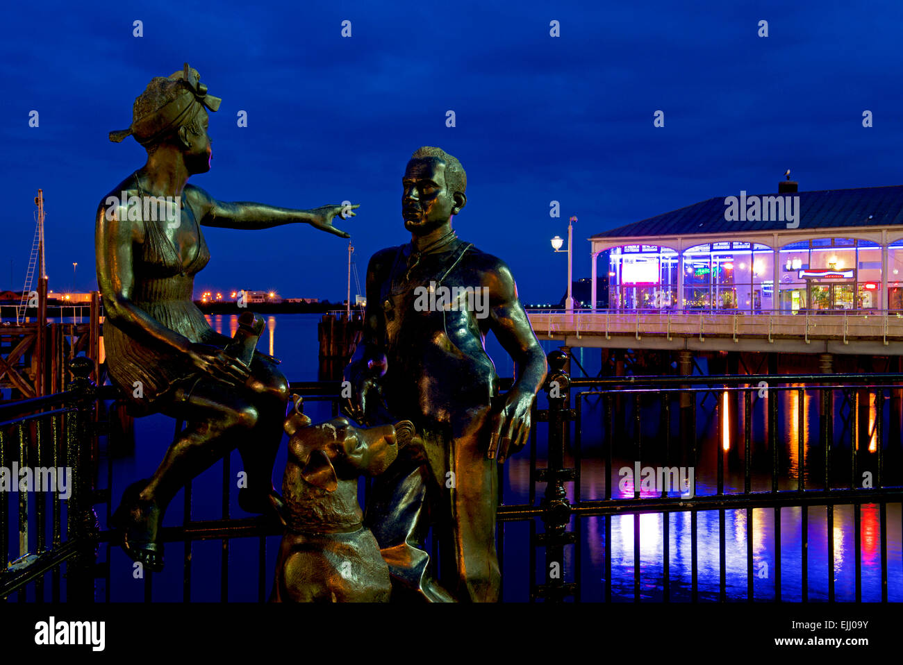 Water sculpture cardiff bay hi-res stock photography and images - Alamy