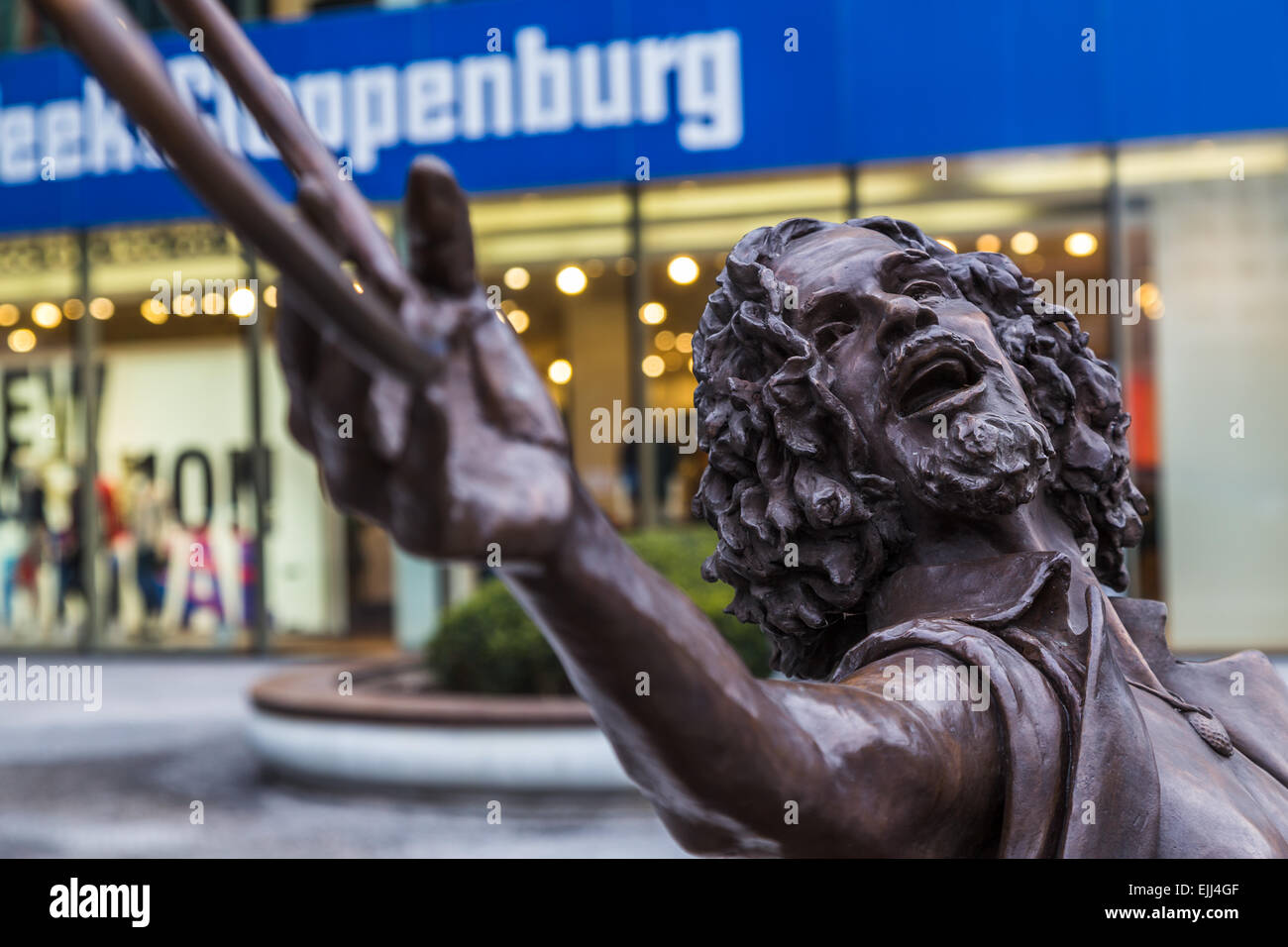 Statue reaching out hi-res stock photography and images - Alamy