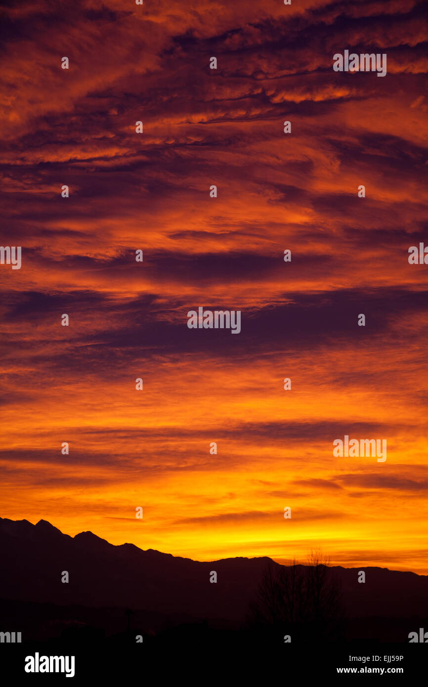 Dawn sky begins warm hi-res stock photography and images - Alamy