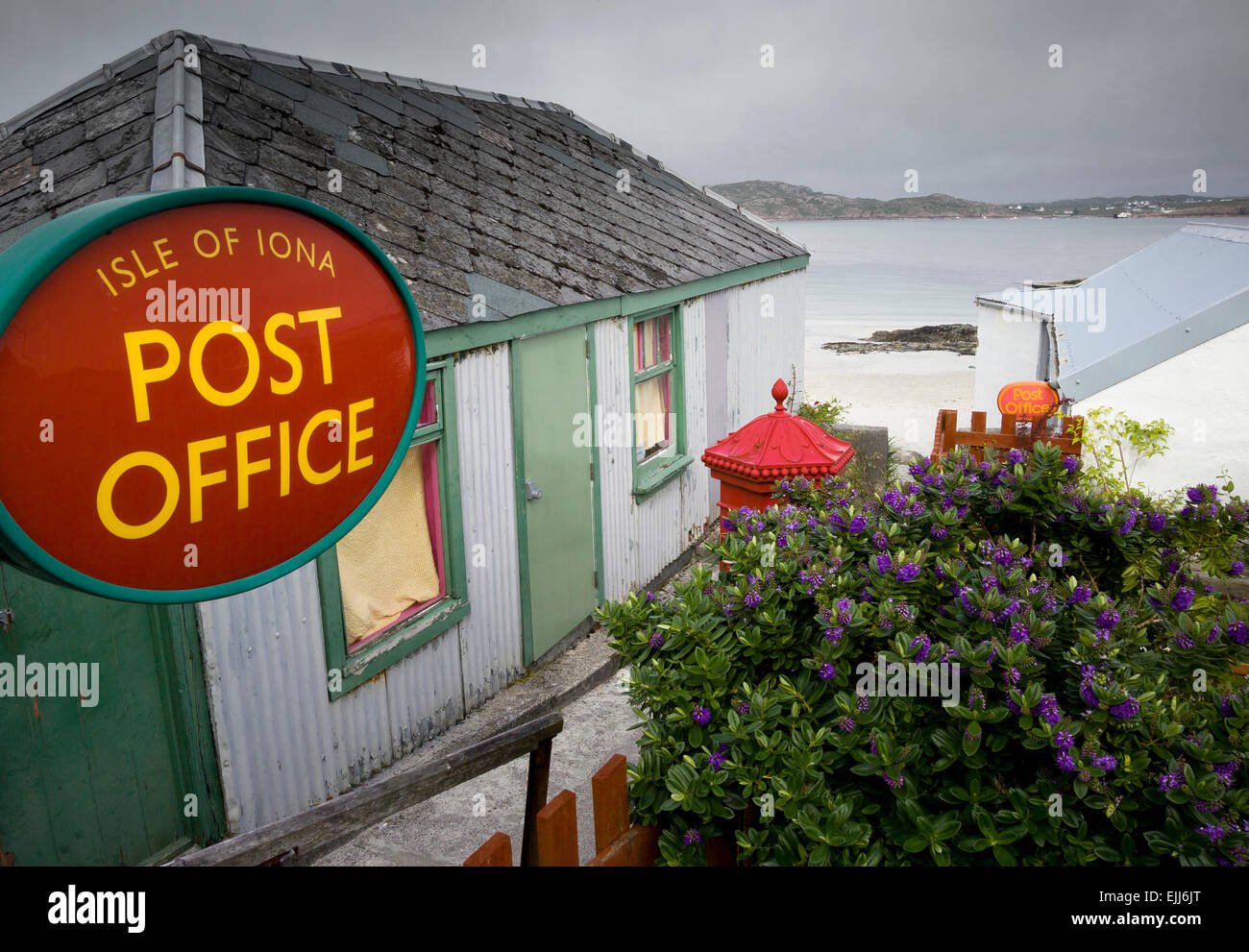 st ronans beach and quirky iona post office hut Stock Photo - Alamy