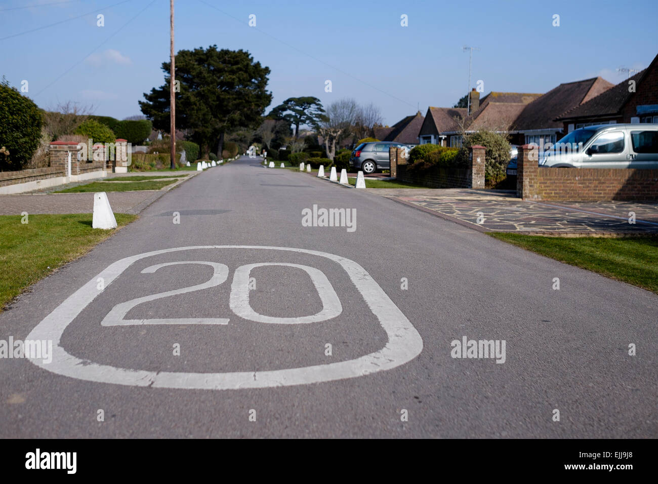 20 mph road sign hi-res stock photography and images - Alamy