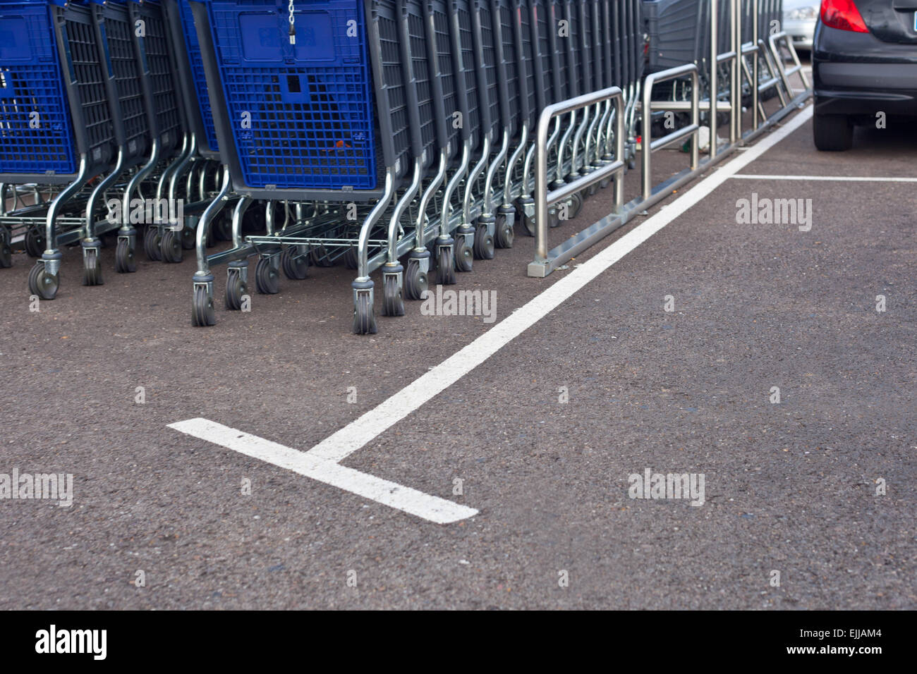 Supermarket carts outdoors hi-res stock photography and images - Alamy