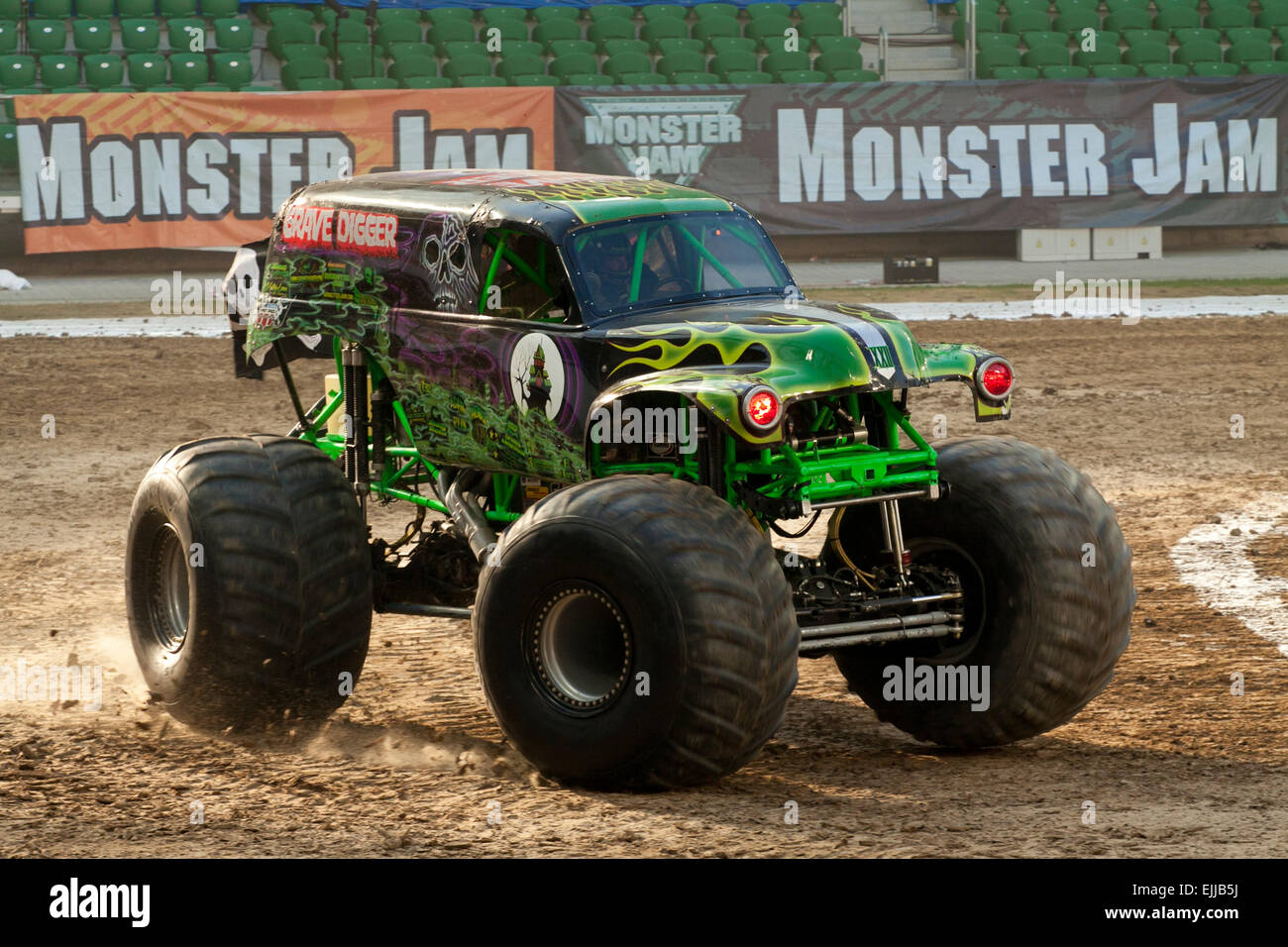 Grave digger monster truck hi-res stock photography and images - Alamy