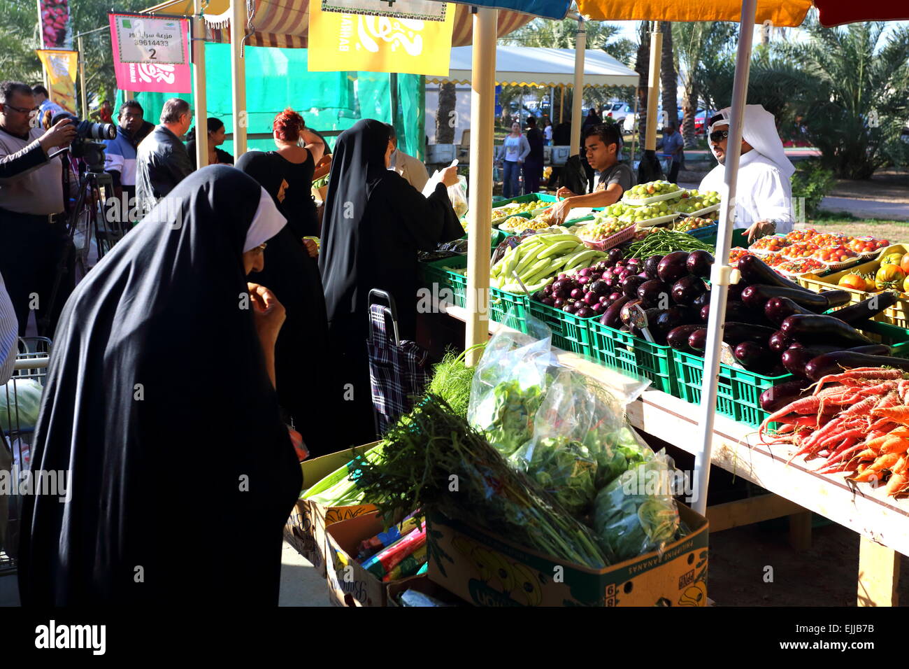 Buying and selling at the farmers' market, held at the botanical garden ...