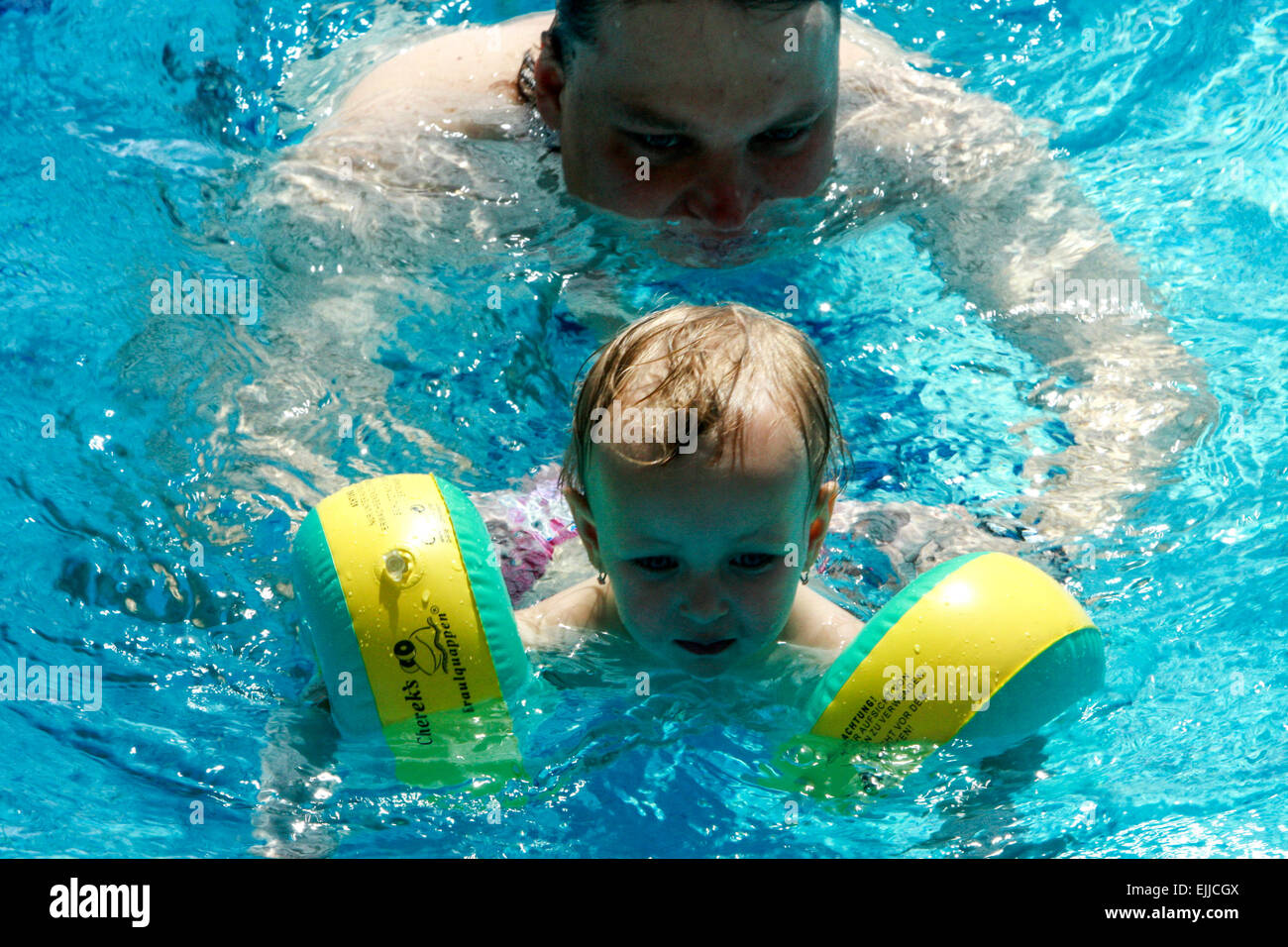 Father teaches his daughter to swim Stock Photo - Alamy
