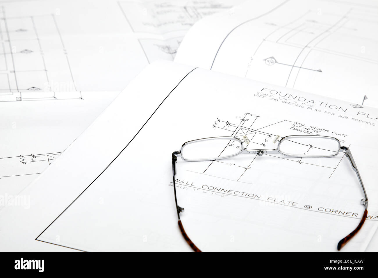 Reading blueprints hi-res stock photography and images - Alamy