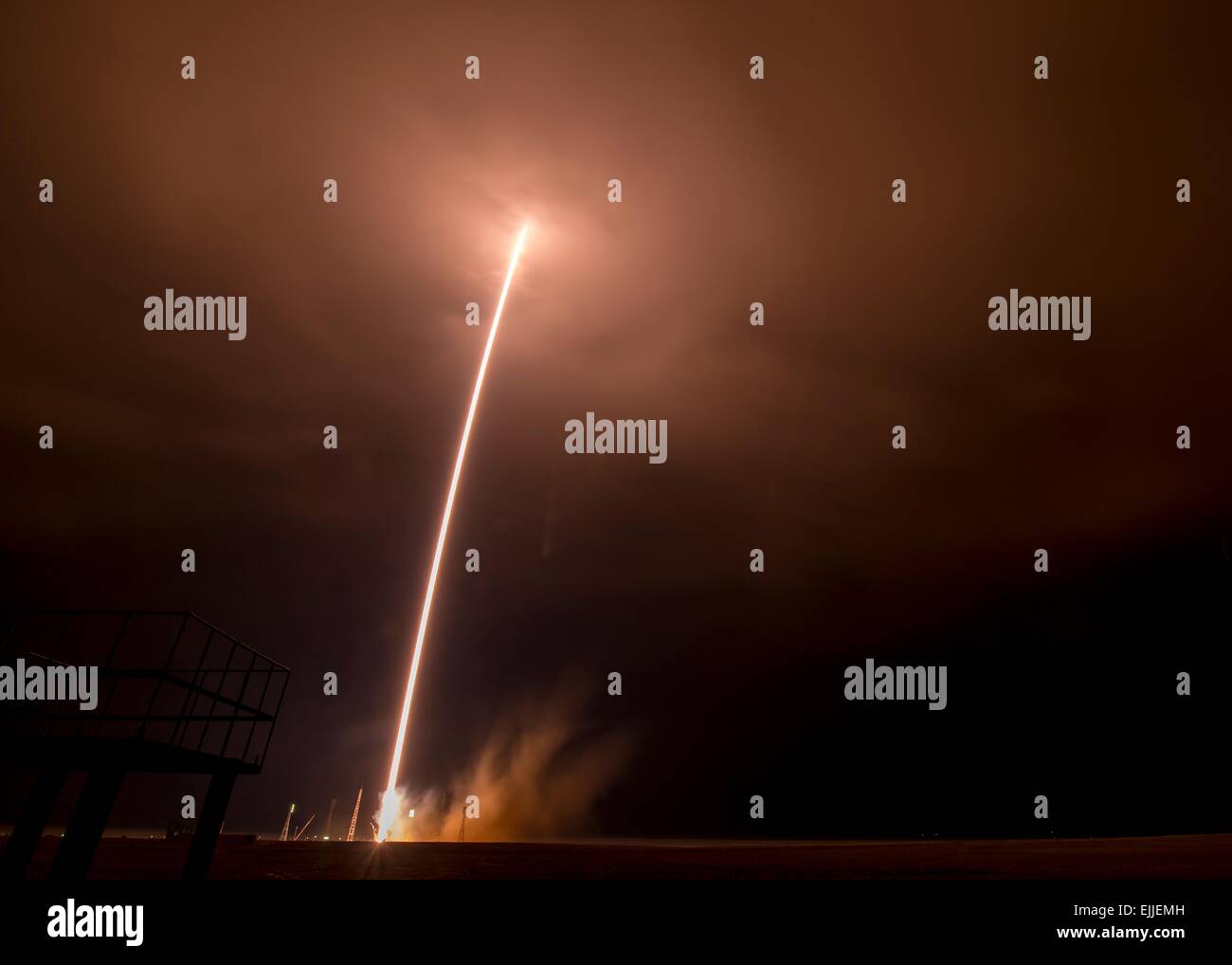 The Soyuz TMA-16M spacecraft streaks across the night sky as it ...