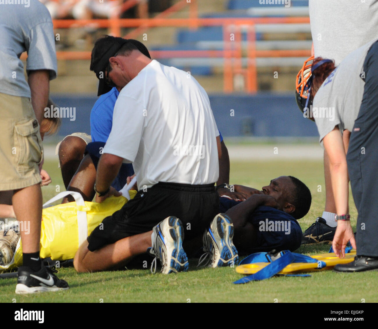 Injured football player hi-res stock photography and images - Alamy