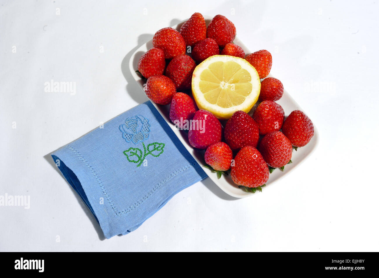 Yellow flower strawberries hi-res stock photography and images - Alamy