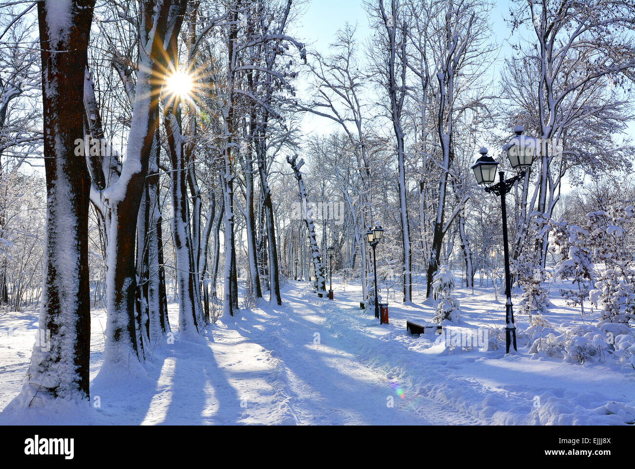 Alley with snow hi-res stock photography and images - Alamy