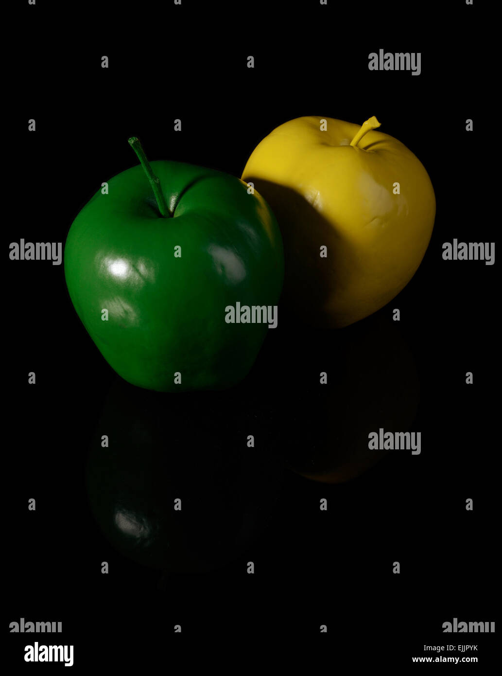 Yellow apple and green apple Stock Photo - Alamy