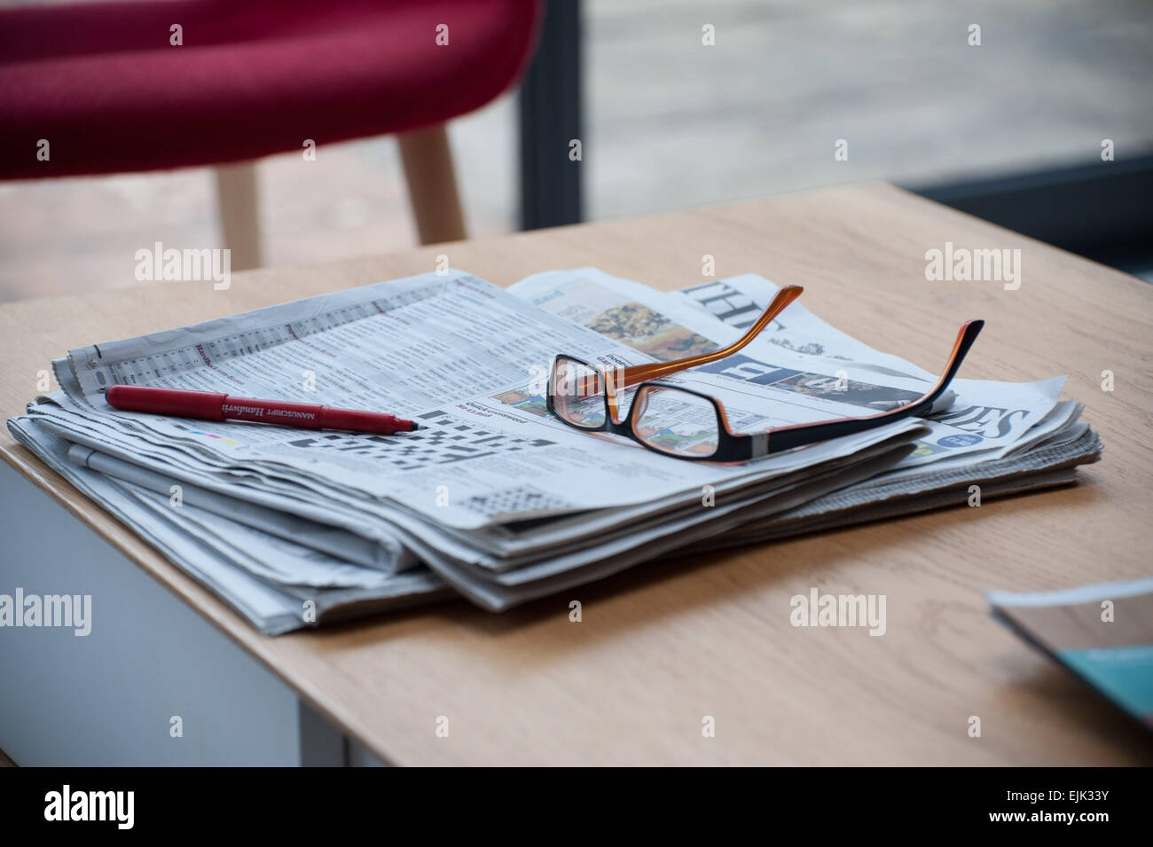 Newspapers on table hi-res stock photography and images - Alamy