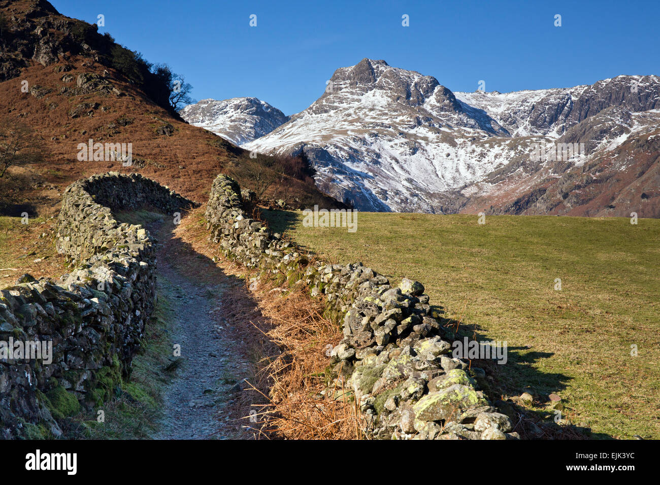 Greater Langdale valley with views to Langdale Pikes in winter Lake ...