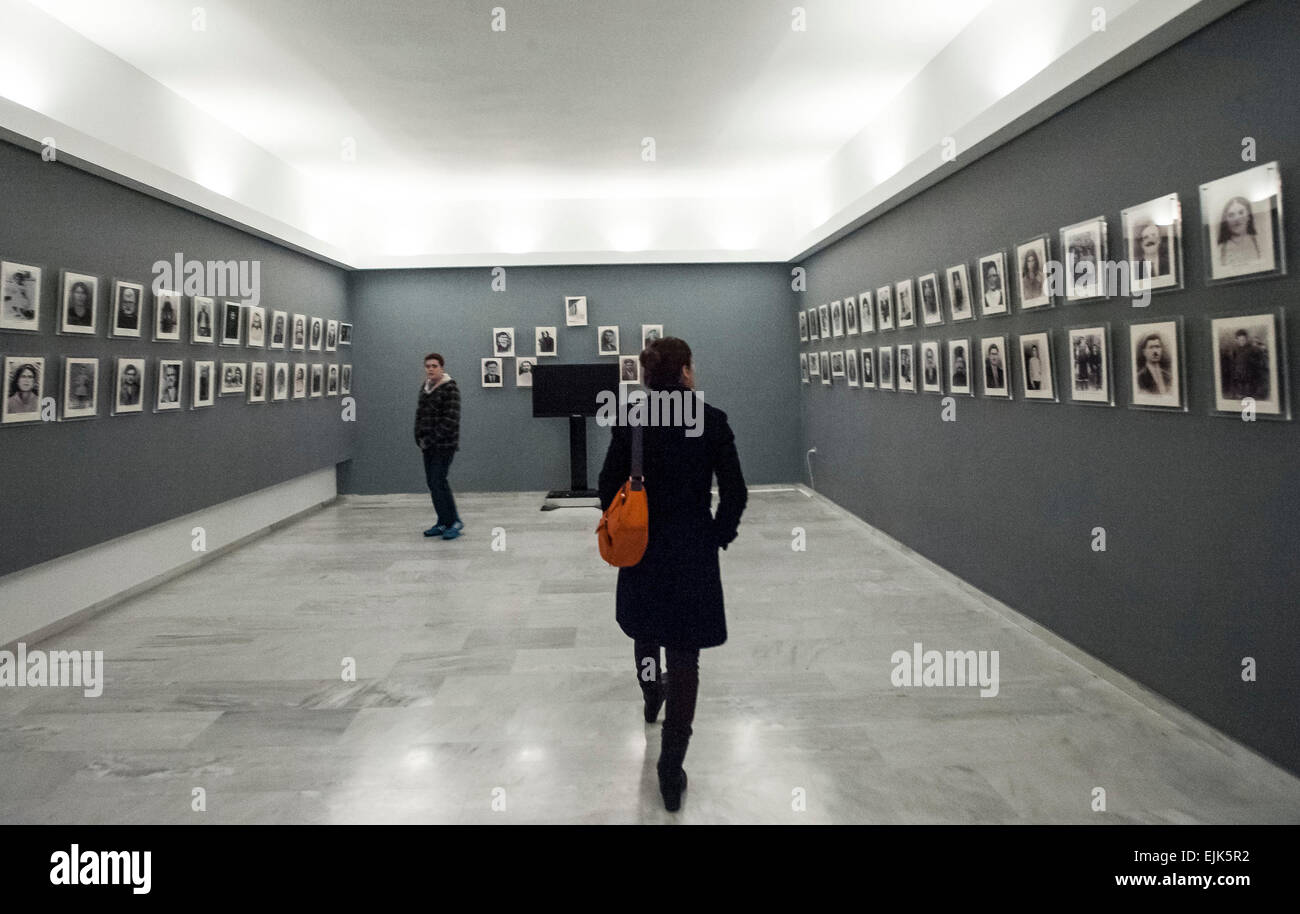(150328)-- DISTOMO, March 28, 2015 (Xinhua) -- Two Greeks look at the ...