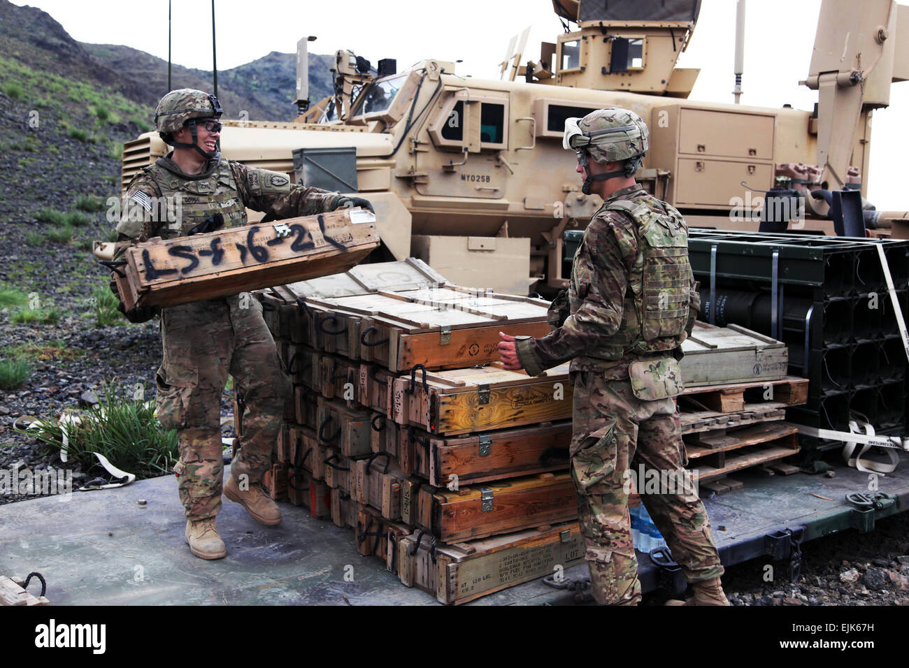 U.S. Soldiers assigned to 706th Explosive Ordinance Disposal EOD ...
