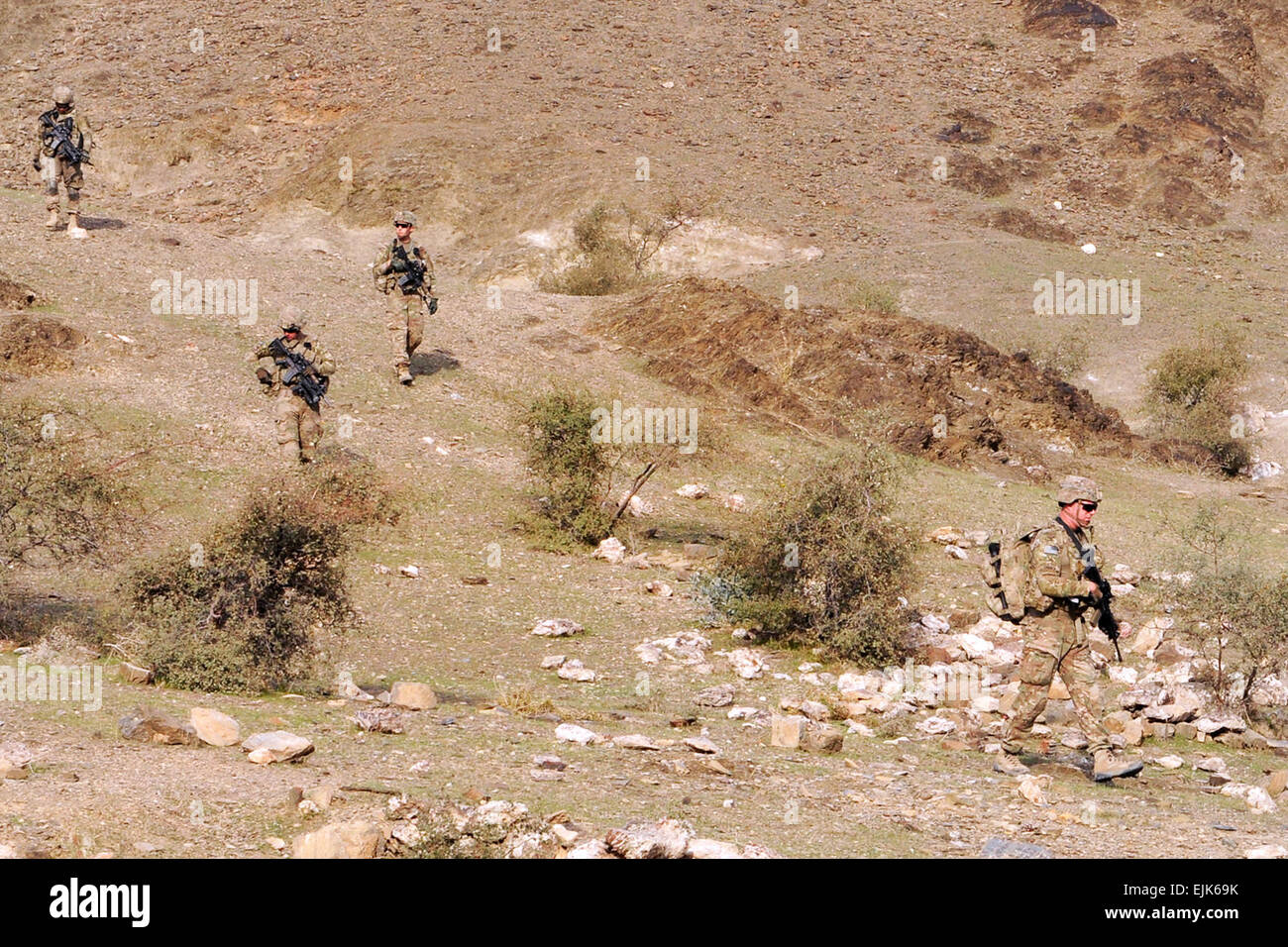 U.S. Army soldiers with Company C, 2nd Battalion, 30th Infantry ...