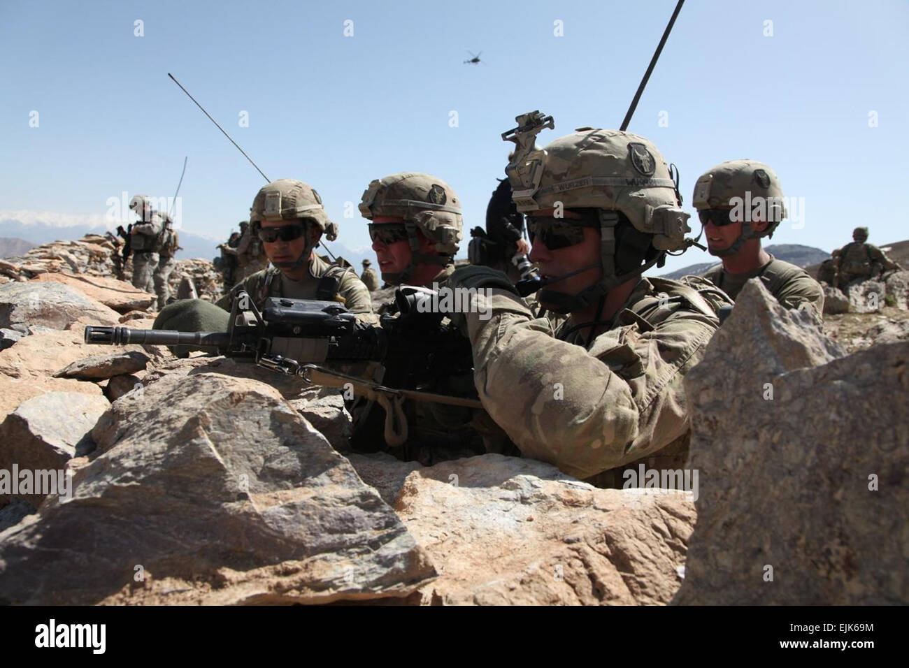 Soldiers from 34th Infantry Division, Task Force Red Bulls, discuss ...