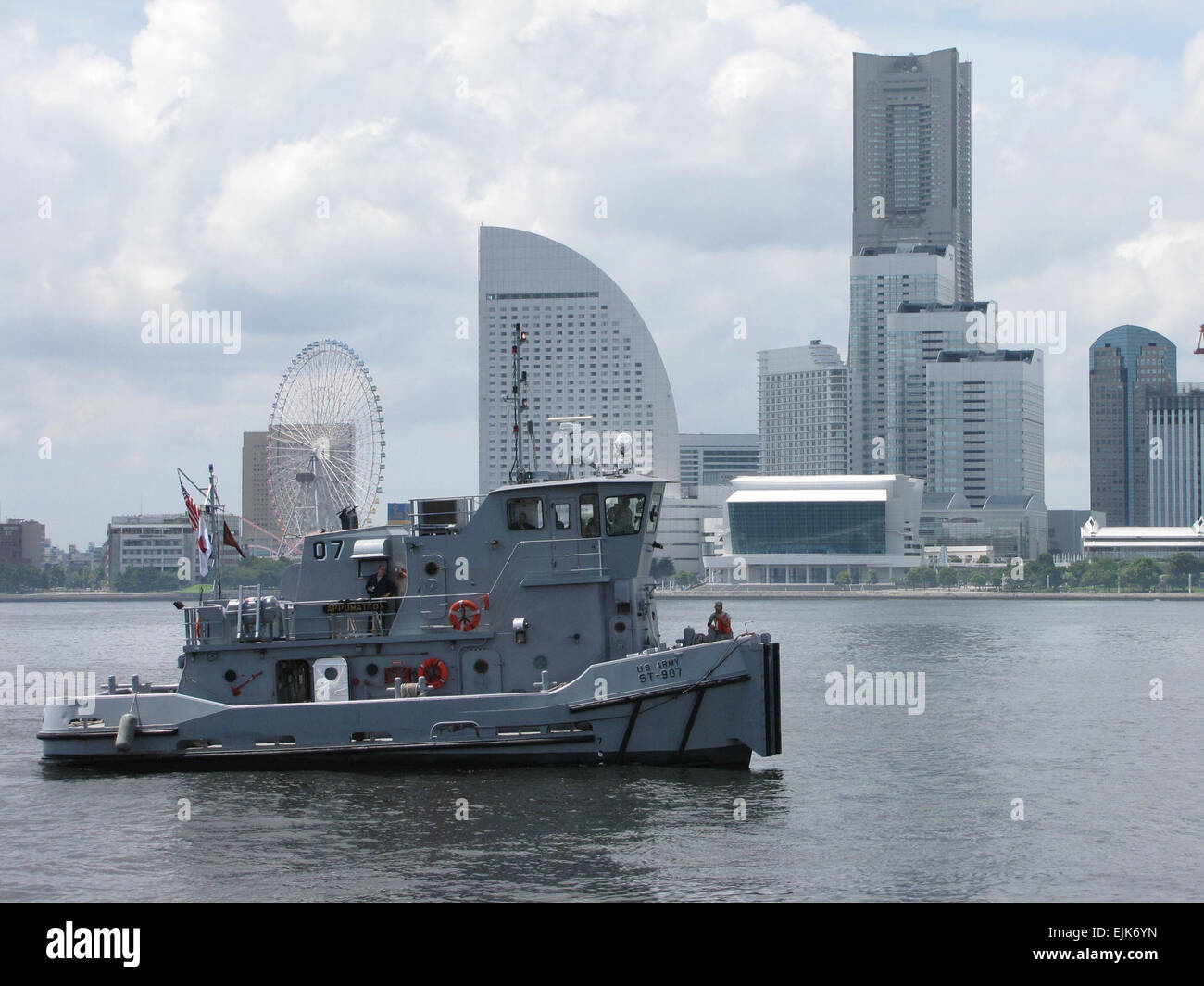 An Army tug boat gets underway in Yokohama harbor during Exercise ...