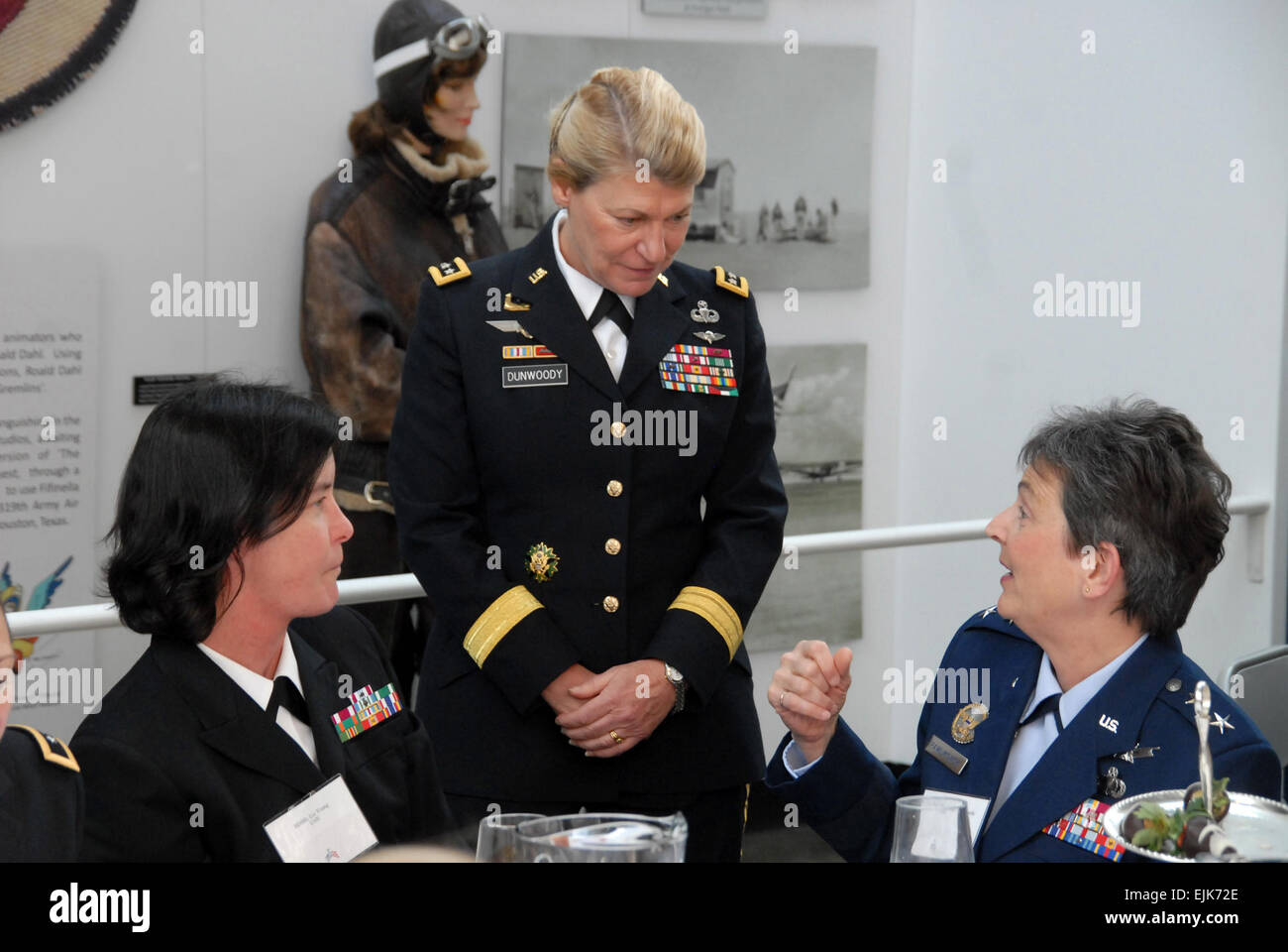 Women in military service for america memorial hi-res stock photography ...