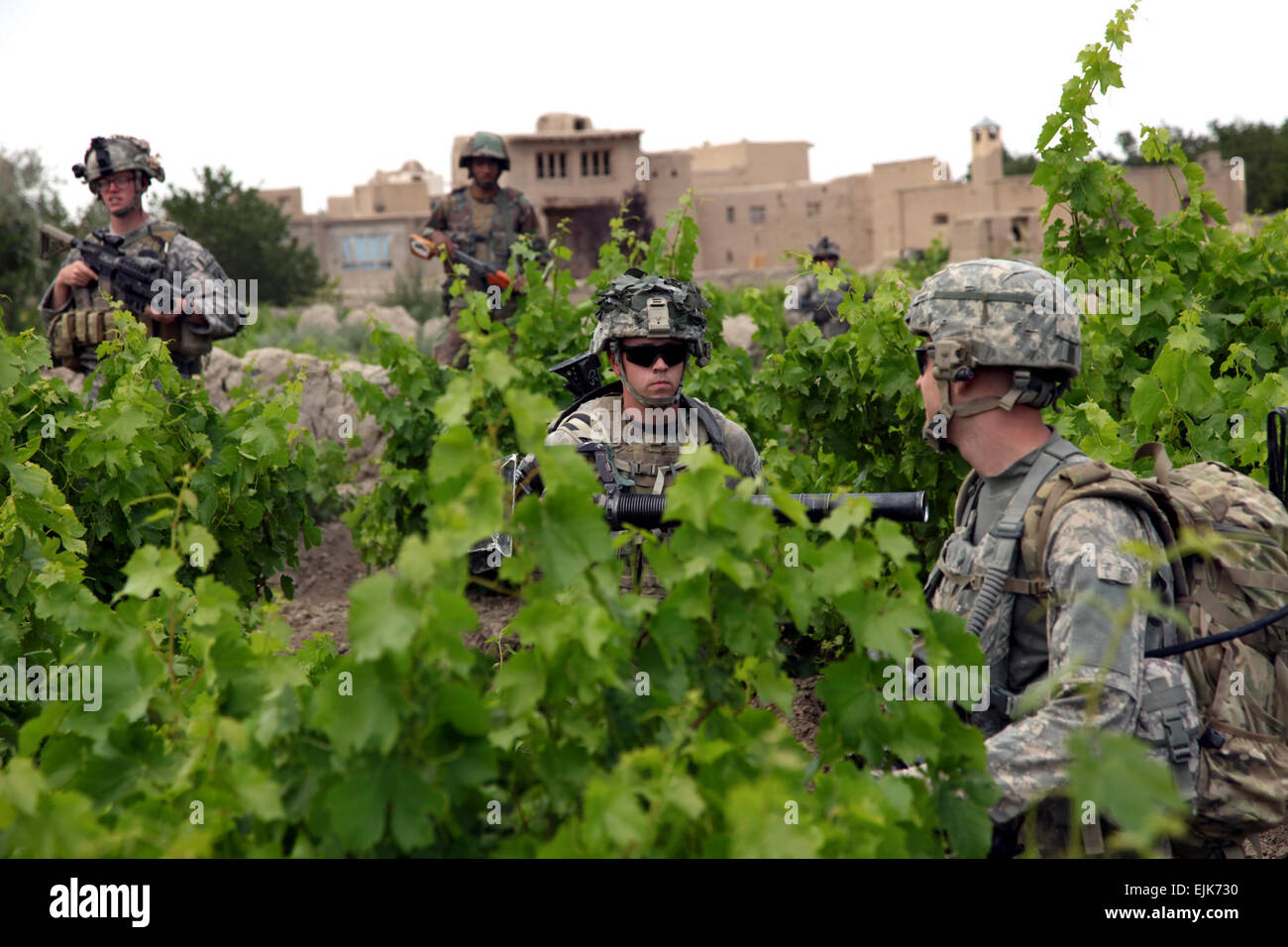 U.S. Army paratroopers from 1st Platoon, Bulldog Troop, 1st Squadron ...