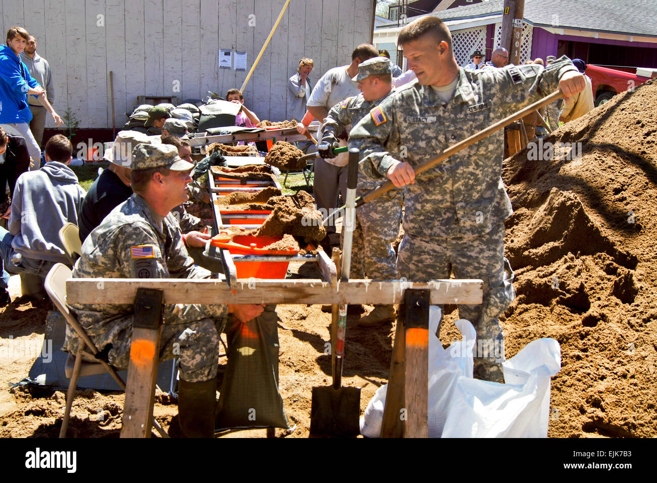 Missouri Army National Guardsmen with the 2175th Military Police ...