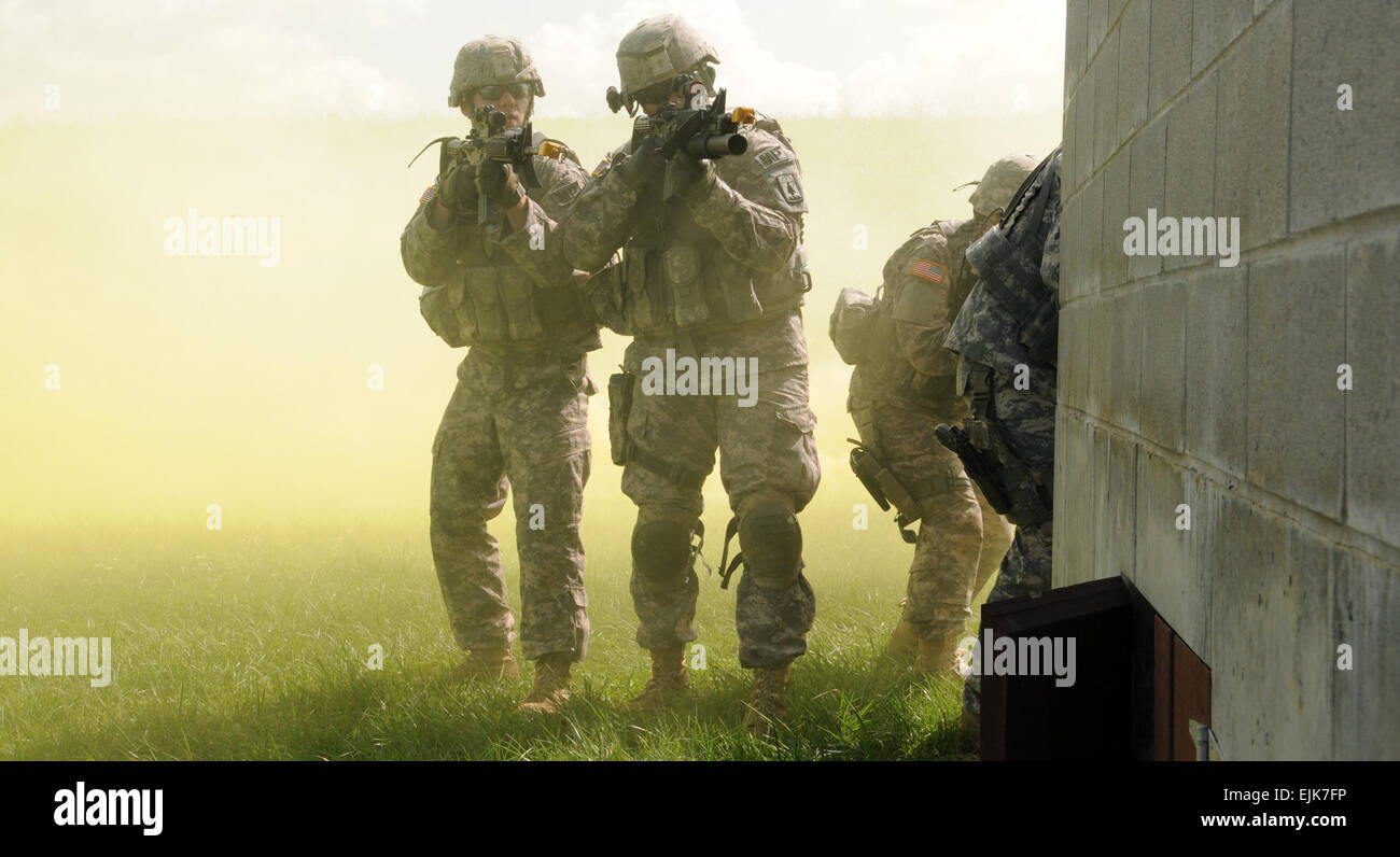 Military police from the 157th Maneuver Enhancement Brigade, Wisconsin ...